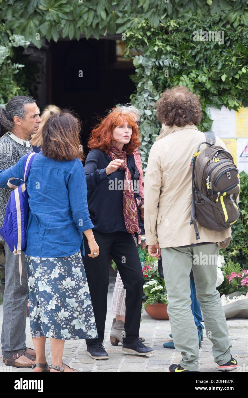 Guest arriving at the funerals of the actor Claude Rich at Saint-Pierre ...