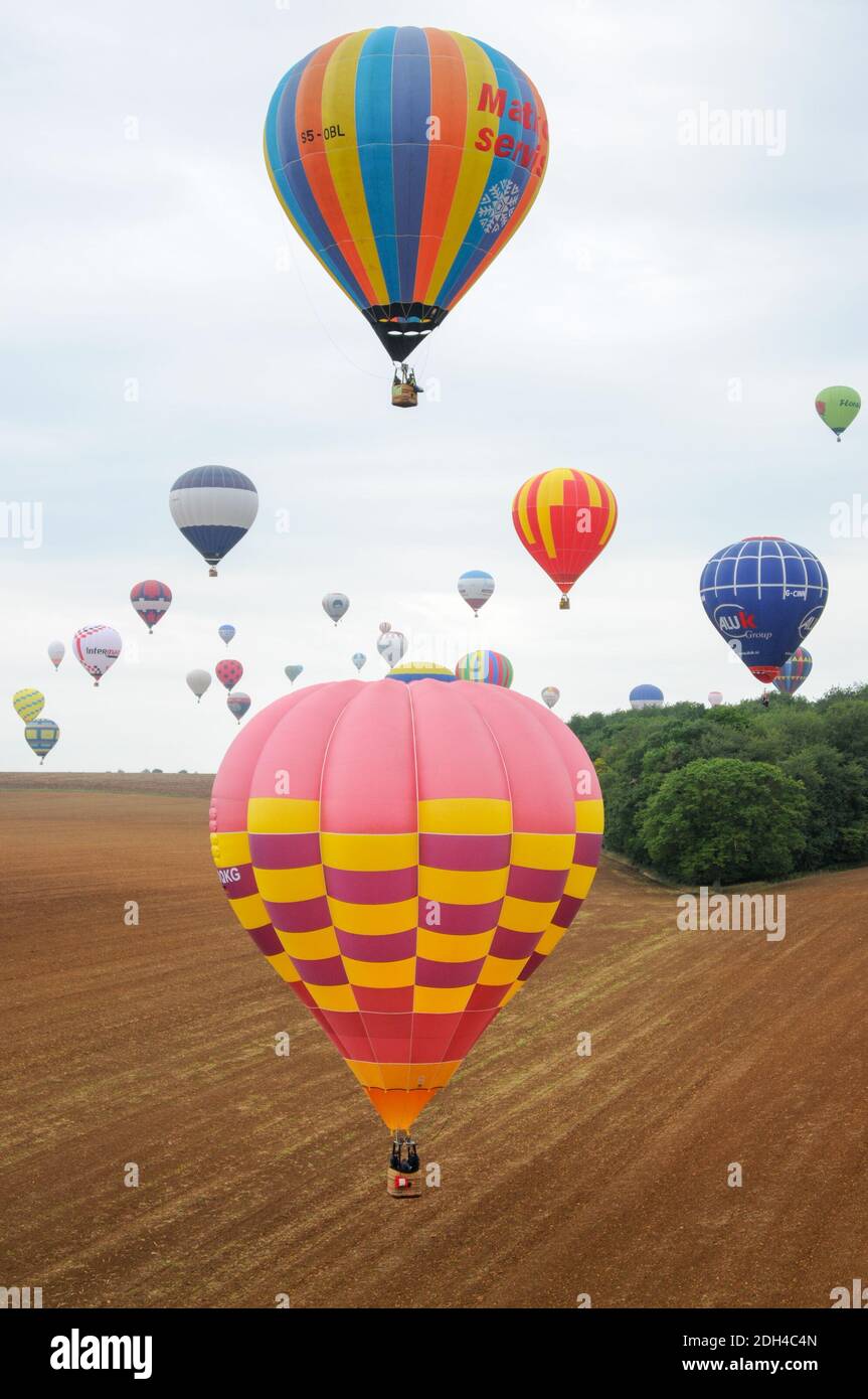 World record of the longest line of balloons (456 balloons in the air ...