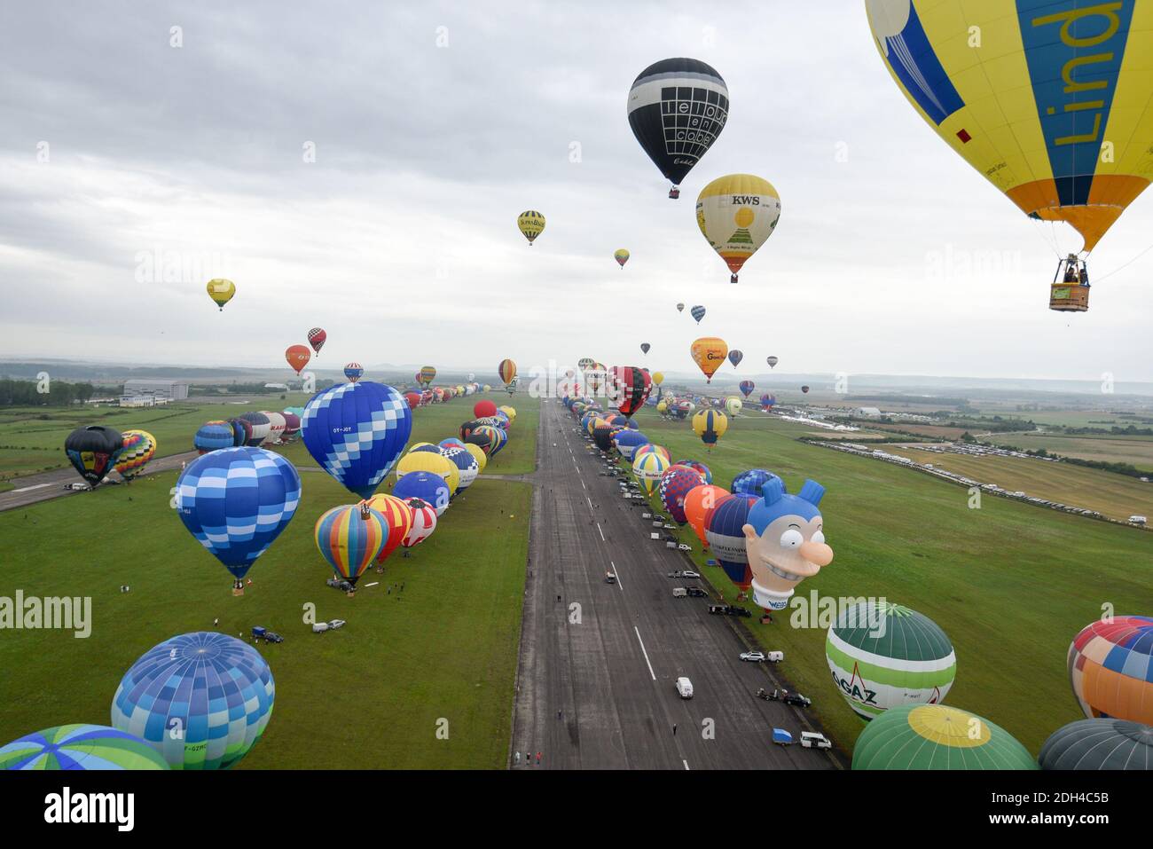 World record of the longest line of balloons (456 balloons in the air ...