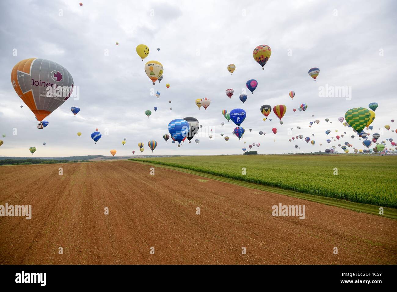 World record of the longest line of balloons (456 balloons in the air ...
