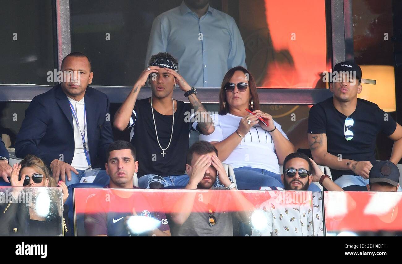 Neymar Jr with his father Neymar Santos during French First League ...