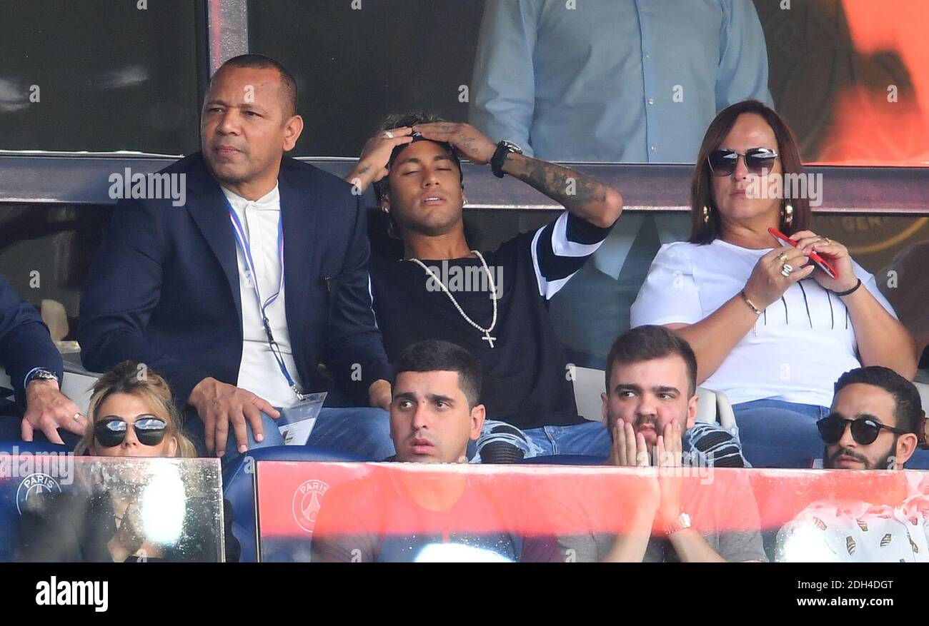 Neymar Jr with his father Neymar Santos during French First League ...