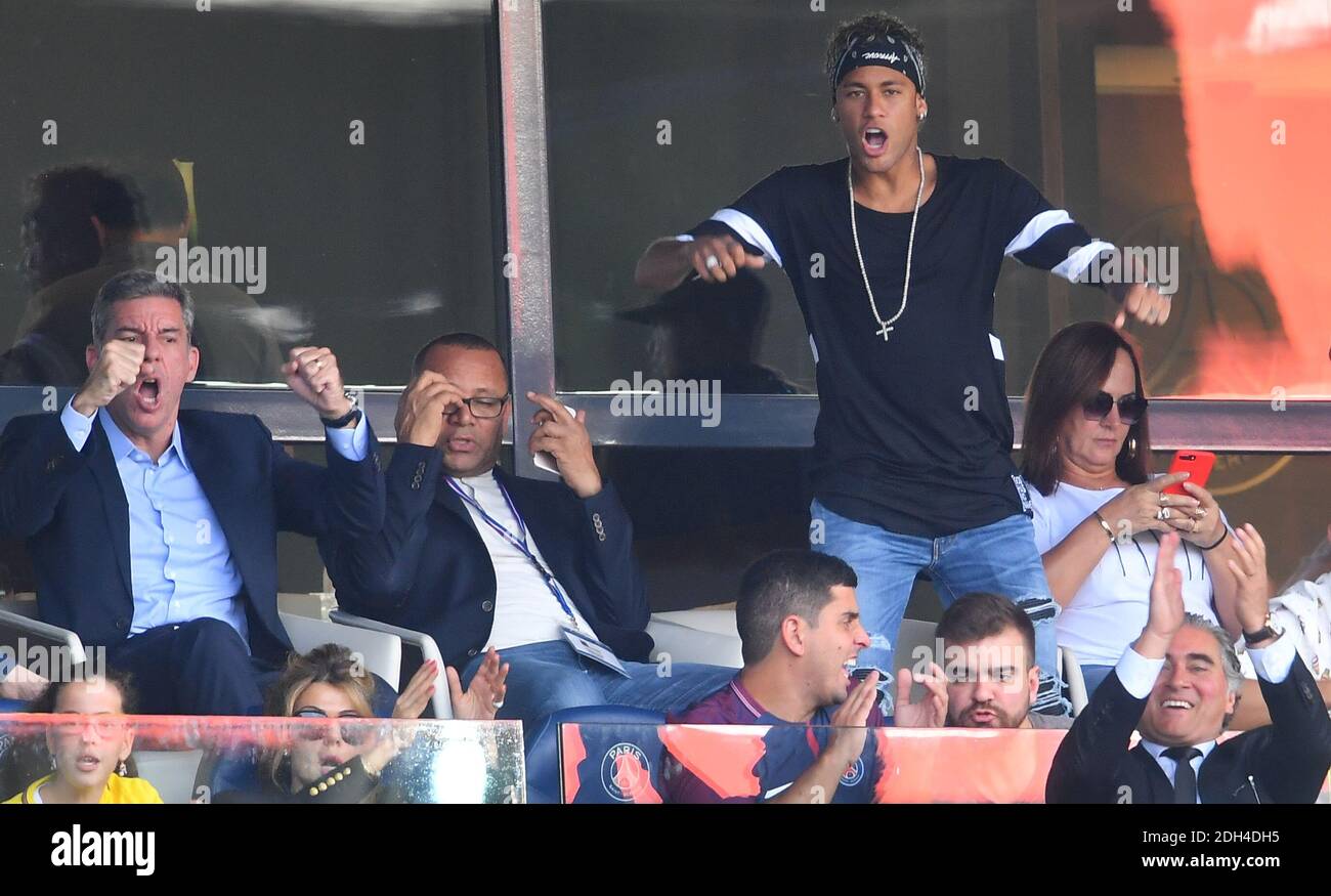 Neymar Jr with his father Neymar Santos during French First League ...