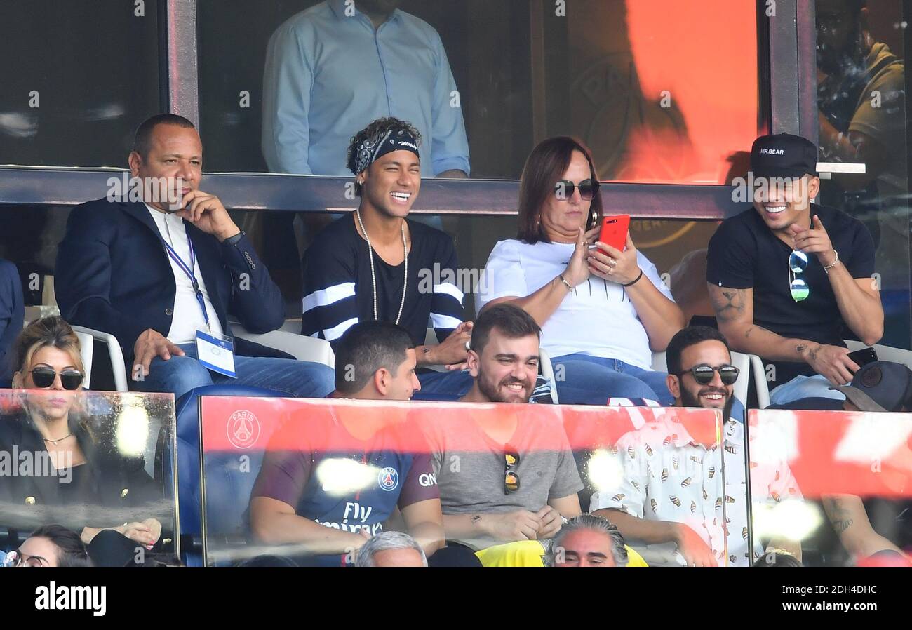 Neymar Jr with his father Neymar Santos during French First League ...