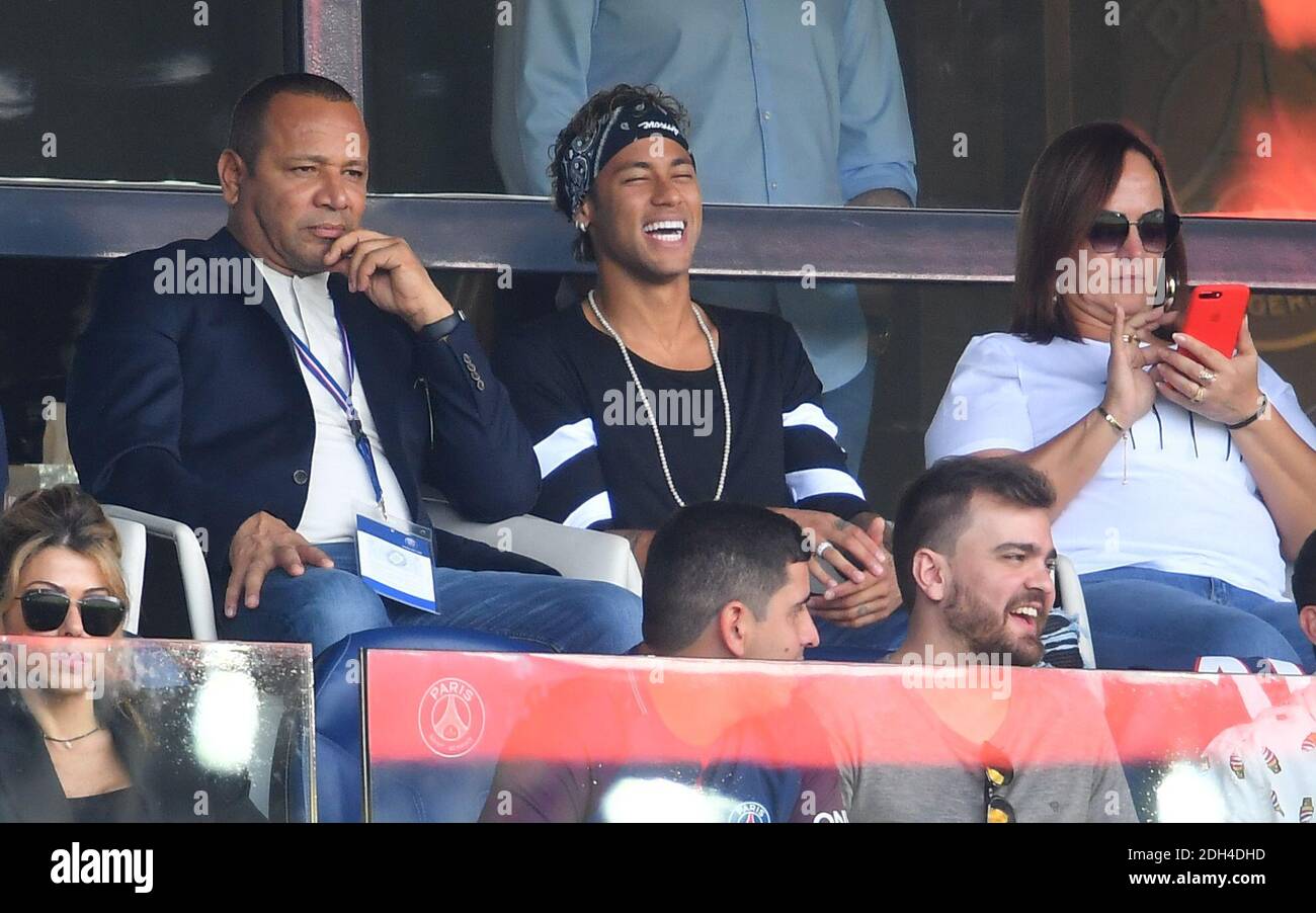 Neymar Jr with his father Neymar Santos during French First League ...