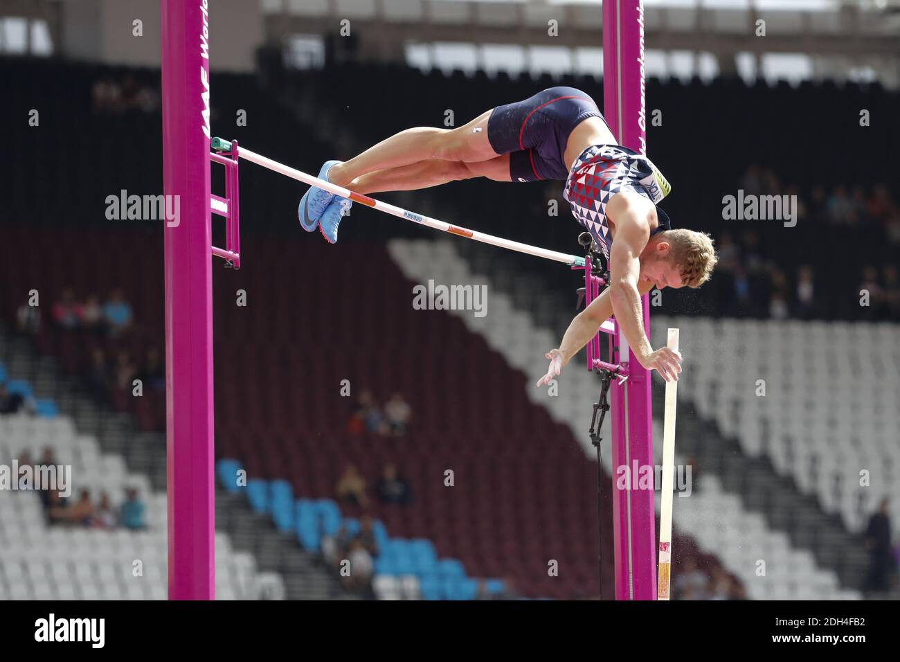 Pole vault men decathlon hi-res stock photography and images - Alamy
