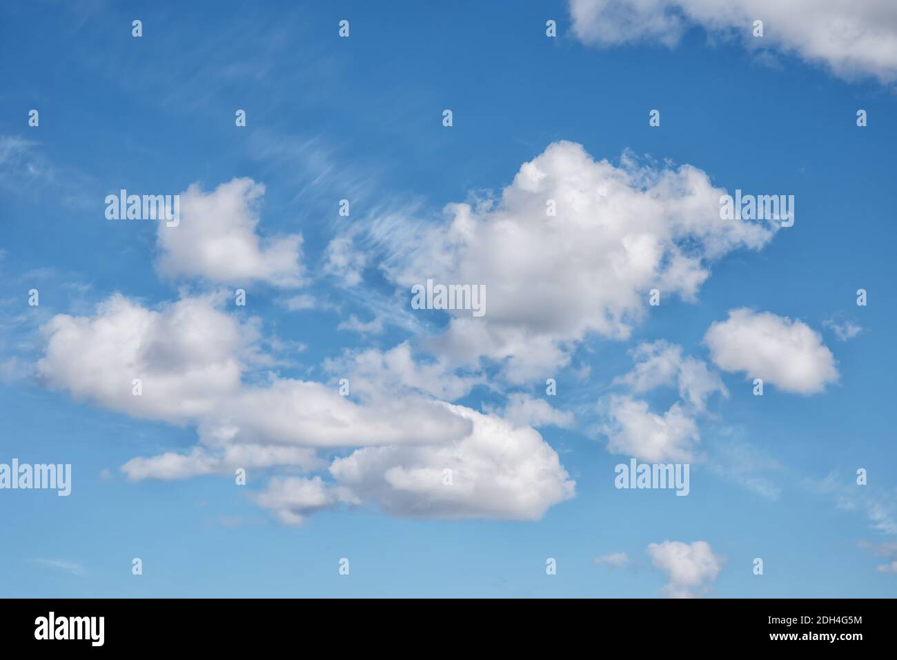 Midday sky hi-res stock photography and images - Alamy