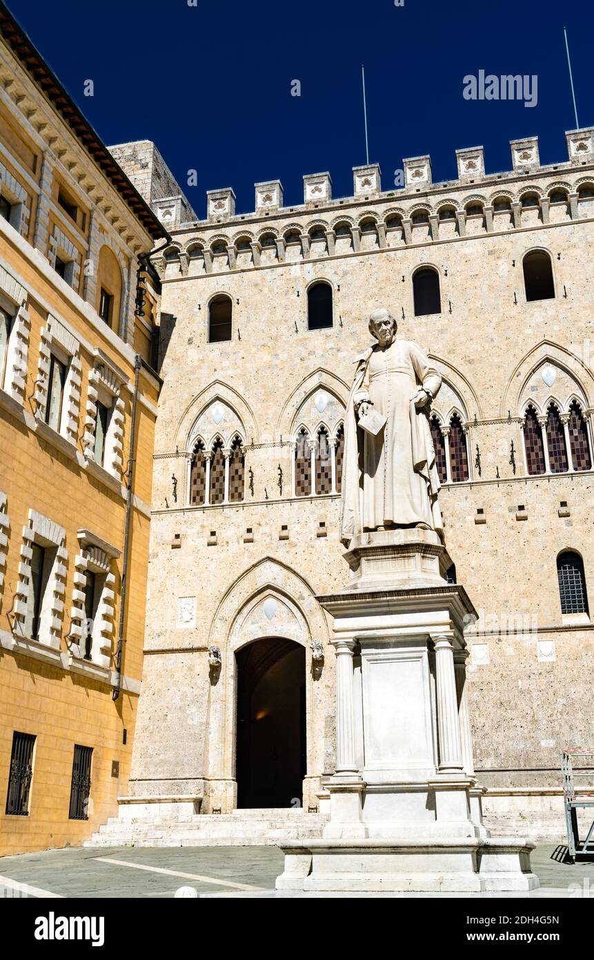 Siena italy statue sculpture hi-res stock photography and images - Alamy