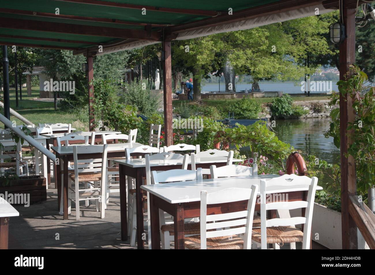 White greek tavern tables hi-res stock photography and images - Alamy