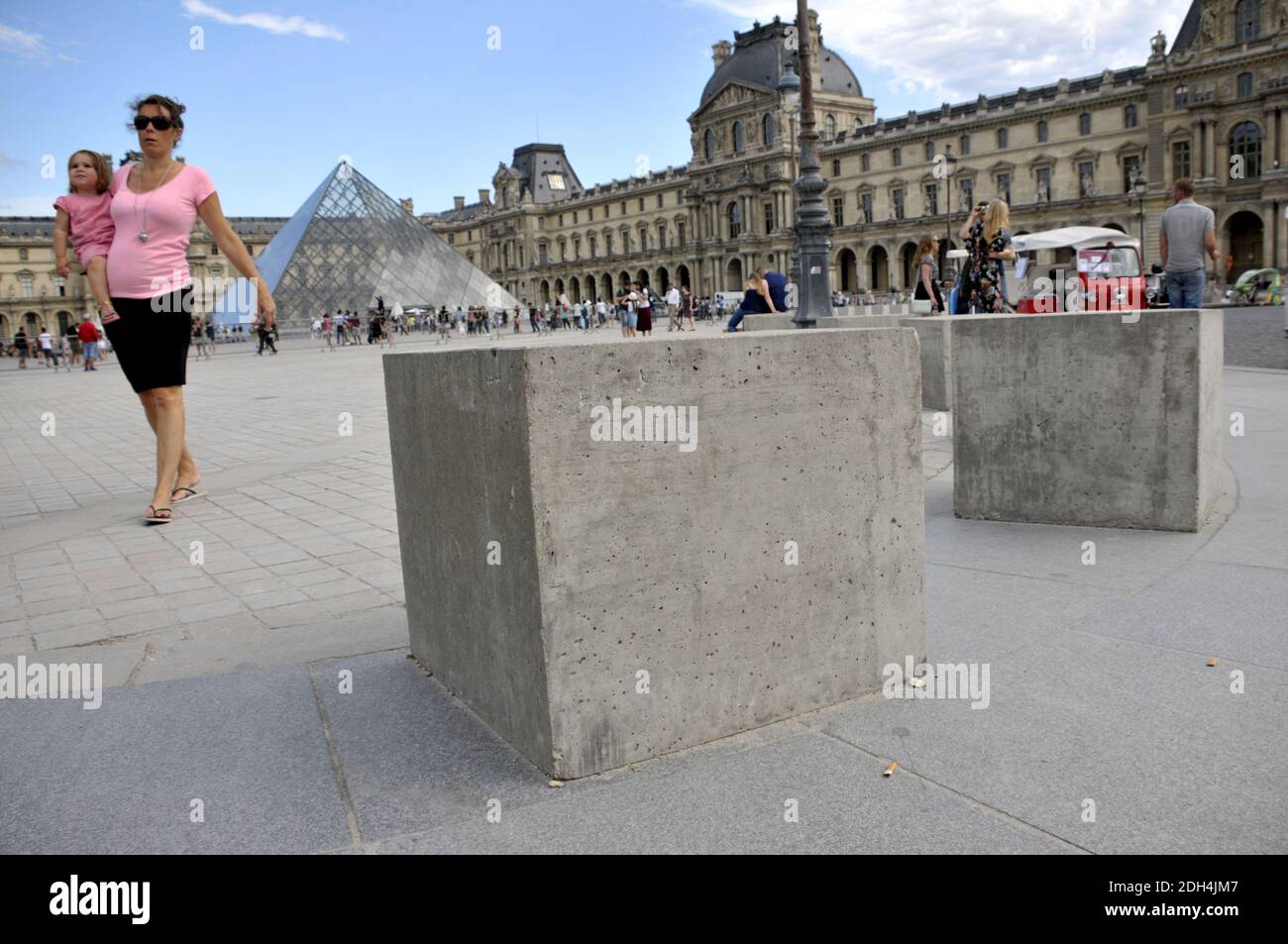 Louvre blocks hi-res stock photography and images - Alamy