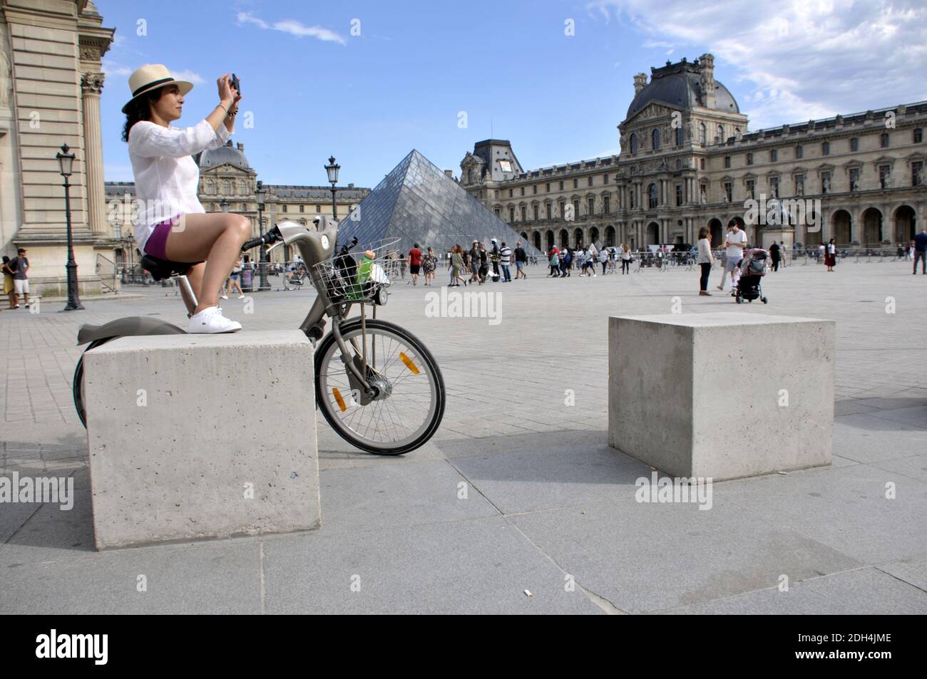 Louvre blocks hi-res stock photography and images - Alamy