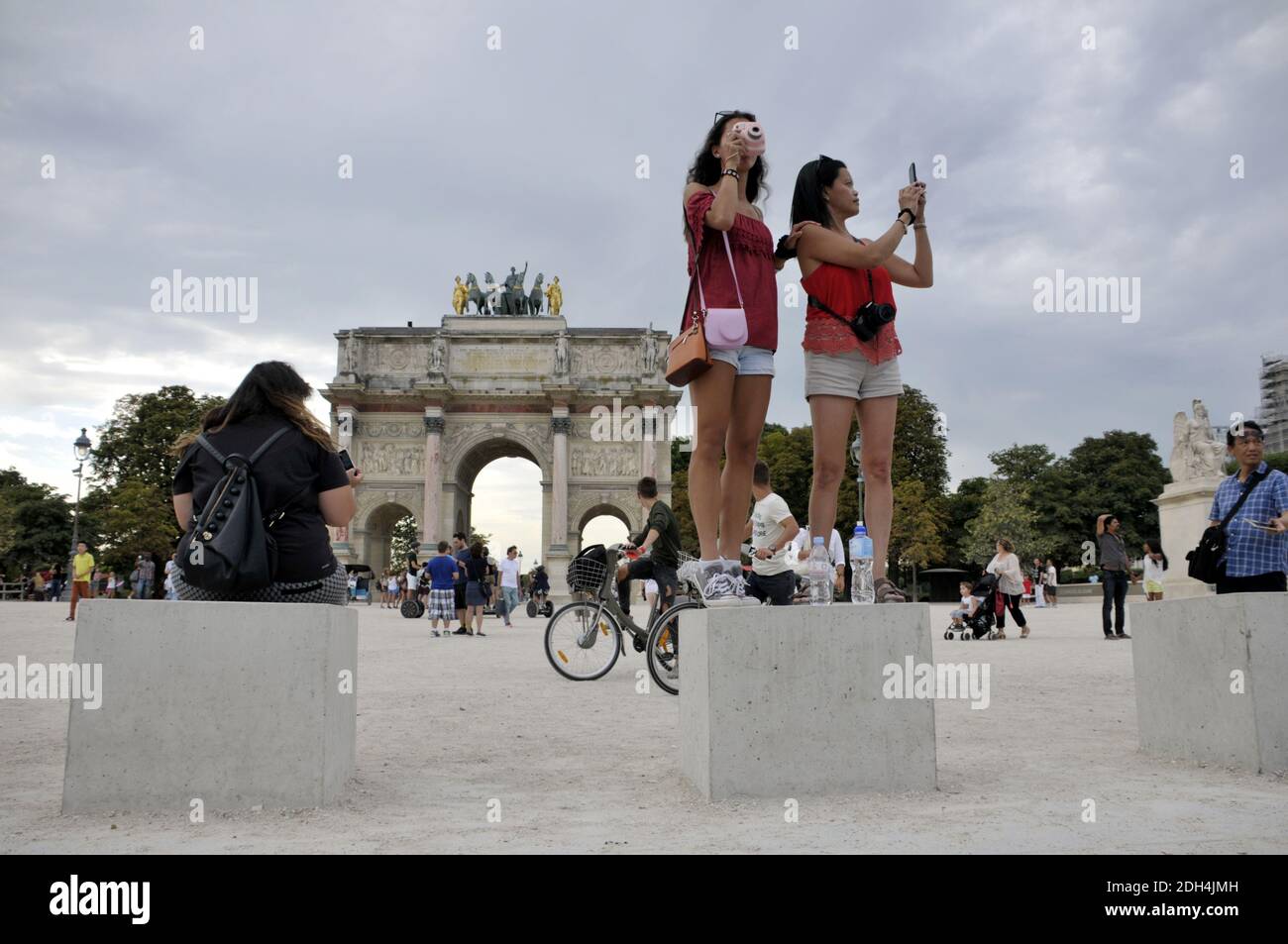 Louvre blocks hi-res stock photography and images - Alamy
