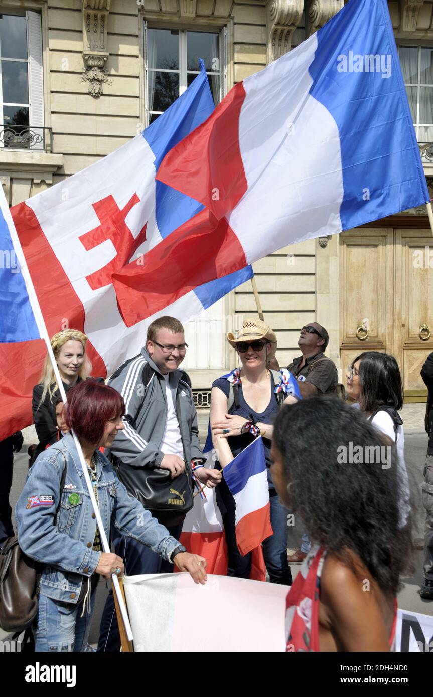 Women paris angry hi-res stock photography and images - Alamy
