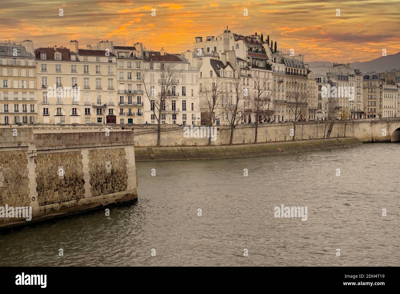 Mansard roofed houses along the quai waterfront of the Seine River in ...