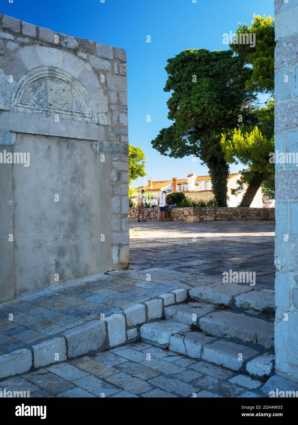 Small town square hi-res stock photography and images - Alamy