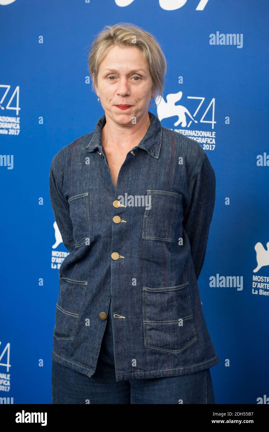 Three billboards outside ebbing frances hi-res stock photography and ...