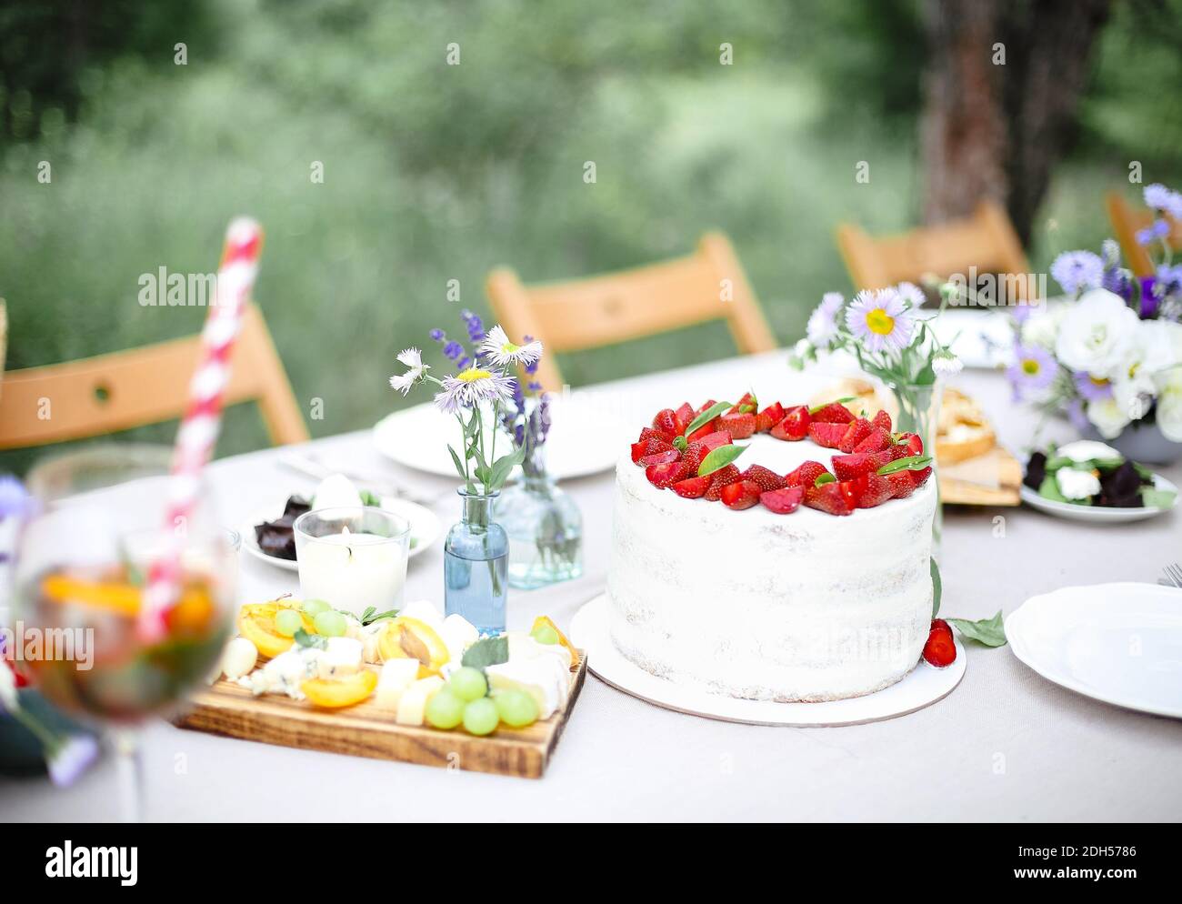 Banquet table garden hi-res stock photography and images - Alamy