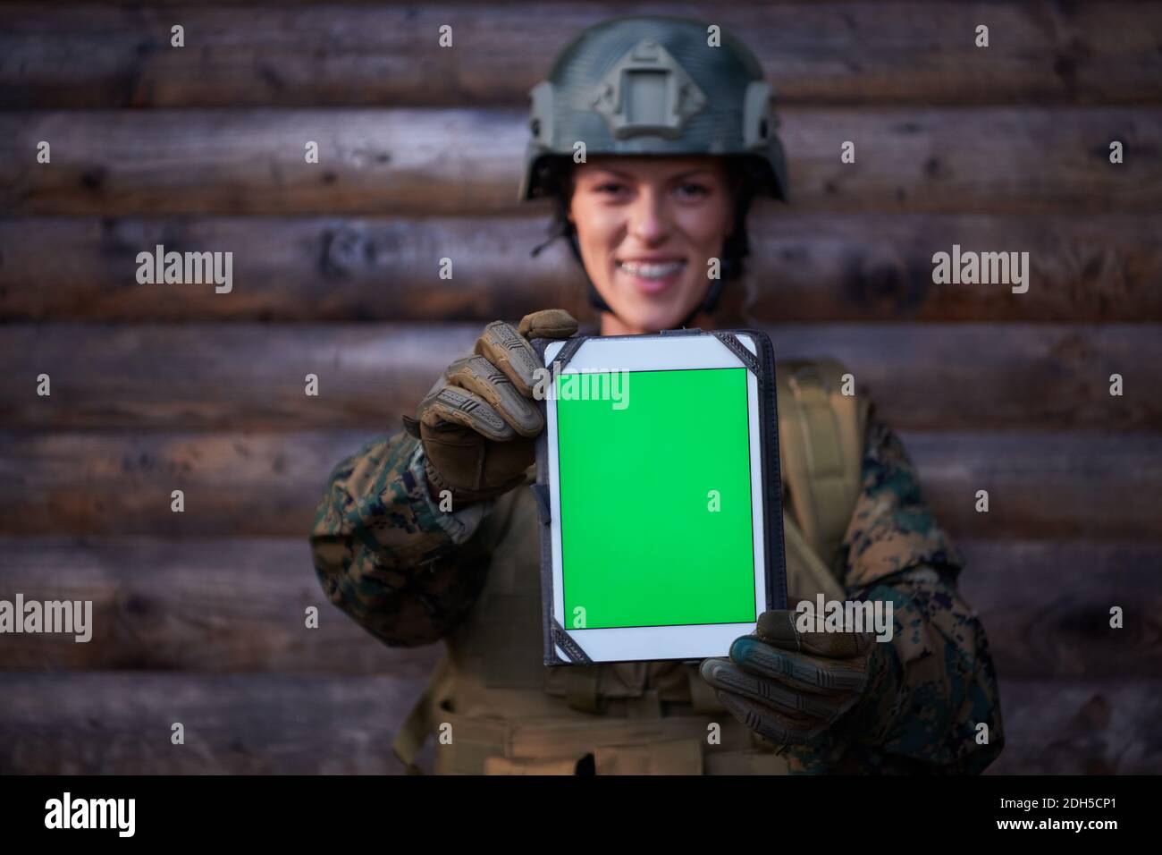 Soldier computer screen hi-res stock photography and images - Alamy