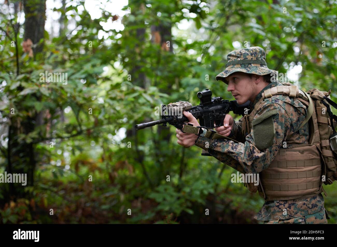Soldier in action Stock Photo - Alamy
