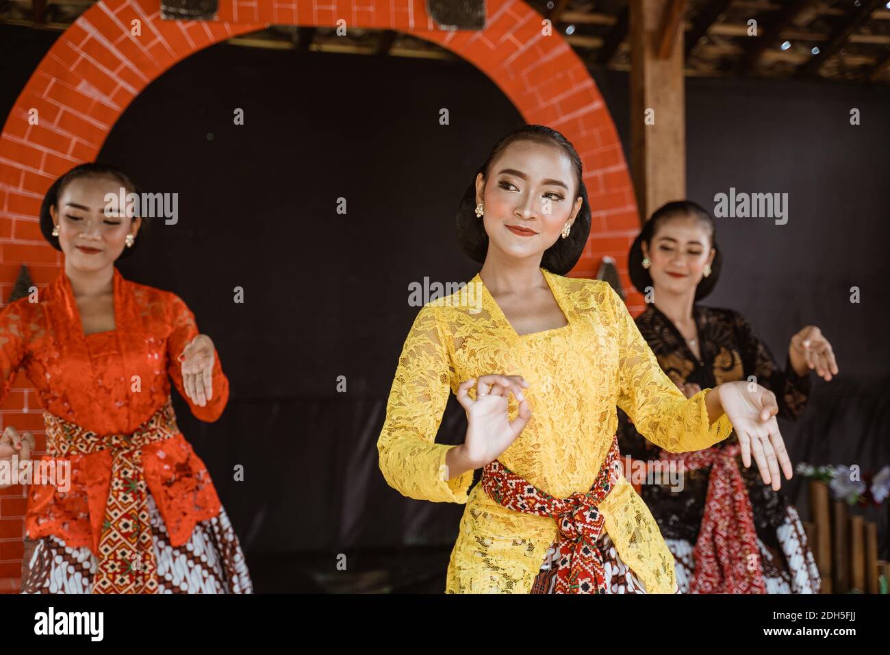 Woman performing traditional javanese dance hi-res stock photography and images - Alamy