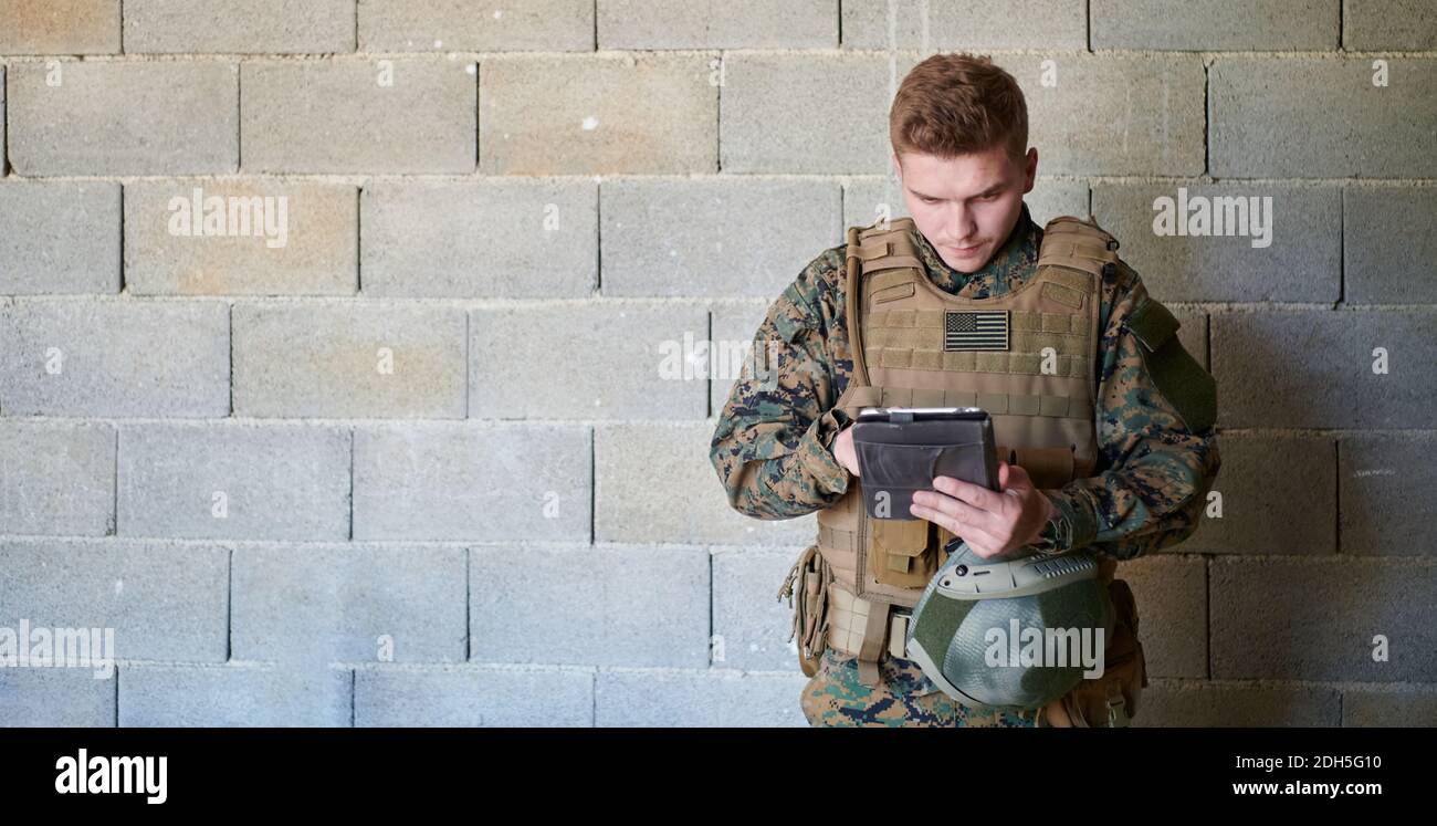 Soldier using tablet computer Stock Photo - Alamy