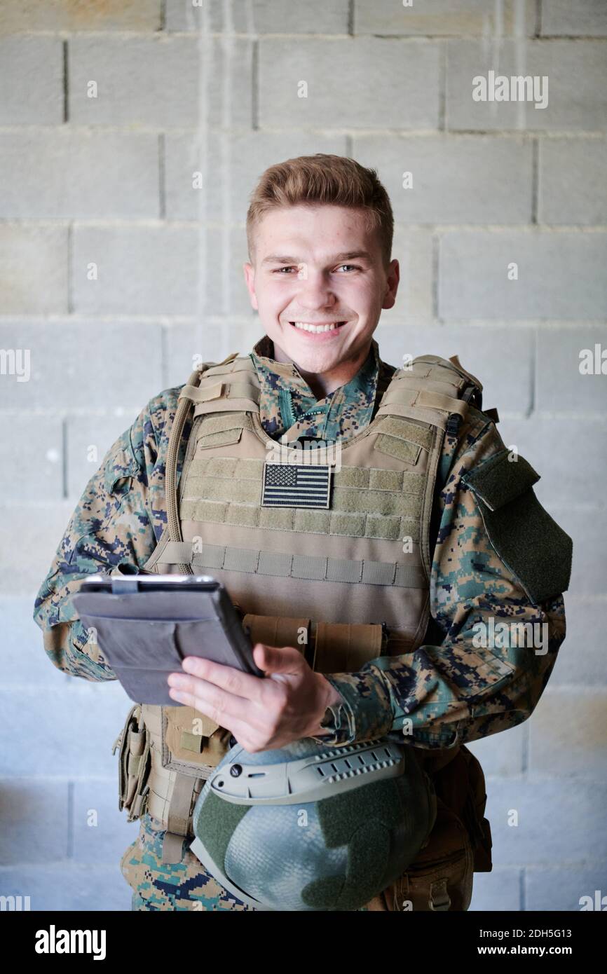 Soldier using tablet computer Stock Photo - Alamy