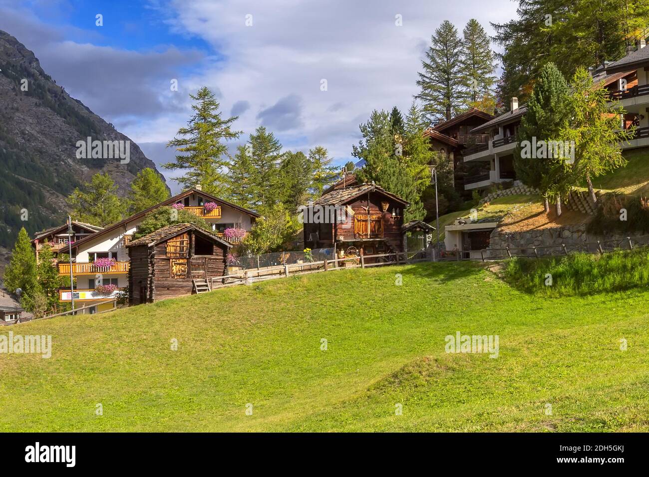 Houses in zermatt hi-res stock photography and images - Alamy