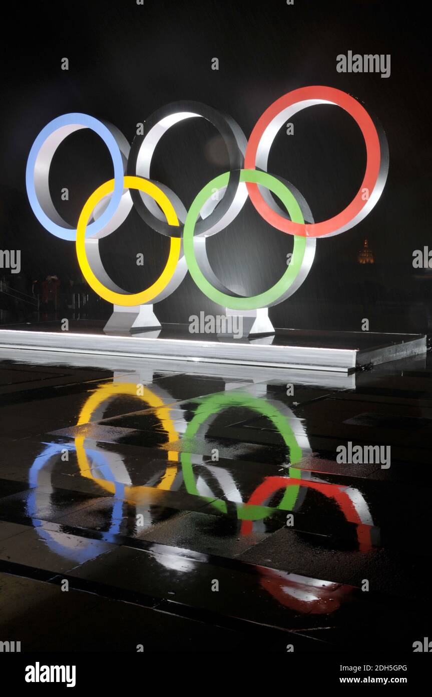 The Olympic rings are unveiled on the Trocadero square opposite the ...