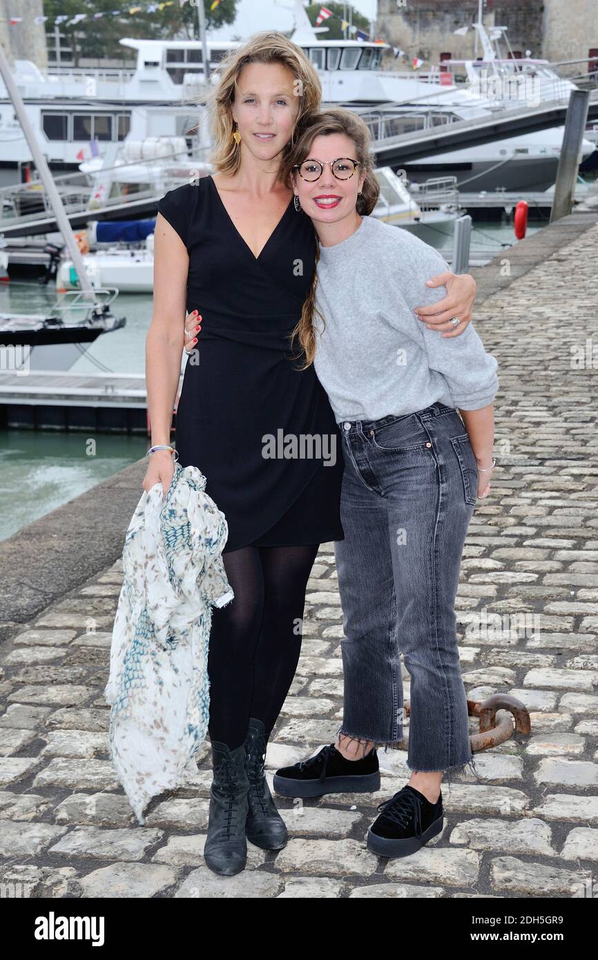 Marie Kremer et Laurette Tessier assistent a un photocall lors de l ...