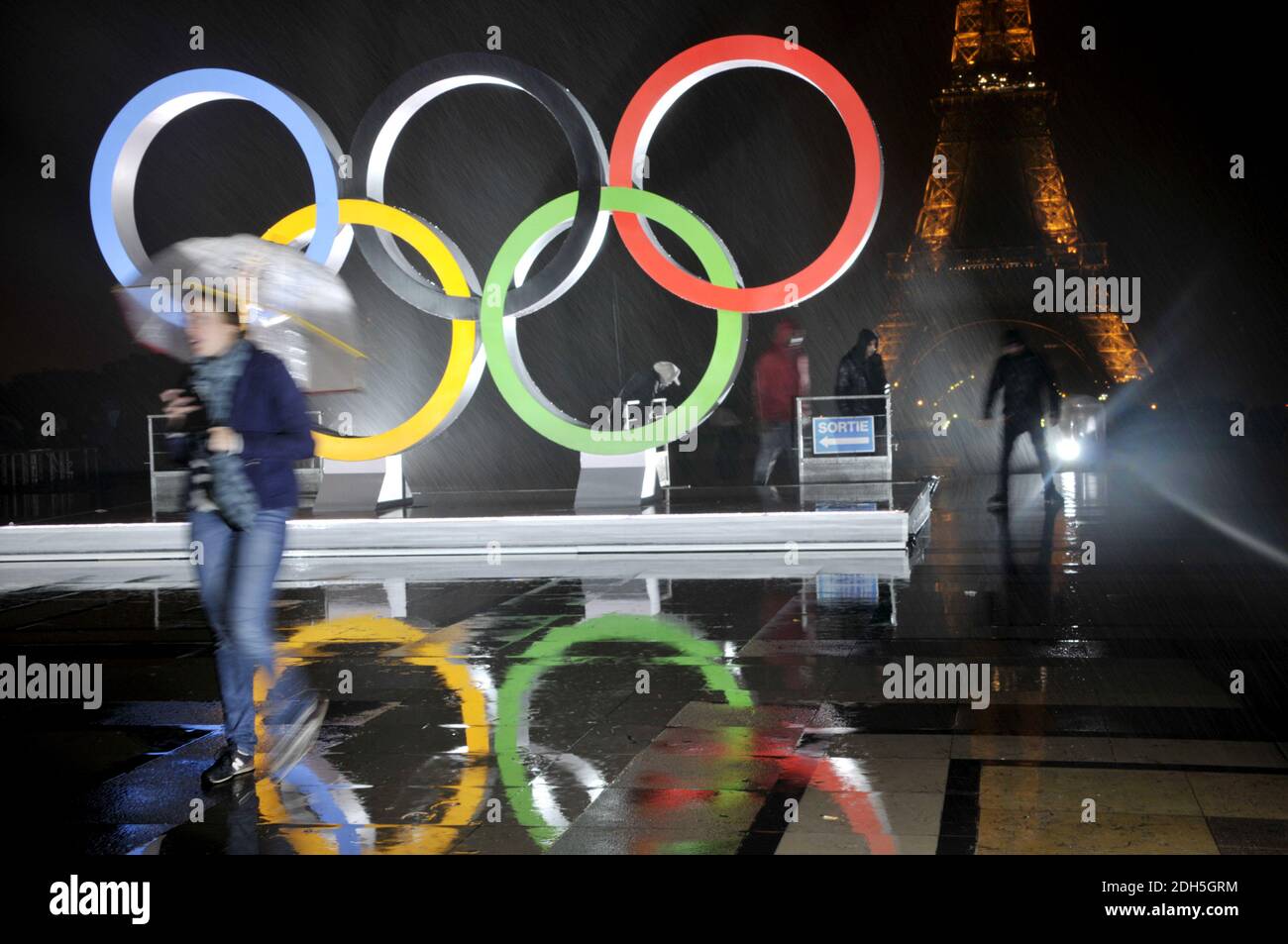 The Olympic rings are unveiled on the Trocadero square opposite the ...