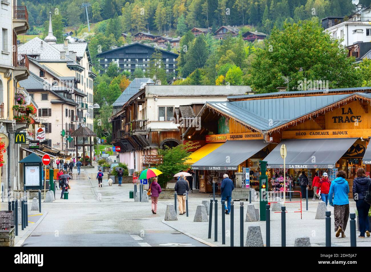 Chamonix, france walk people hi-res stock photography and images - Alamy