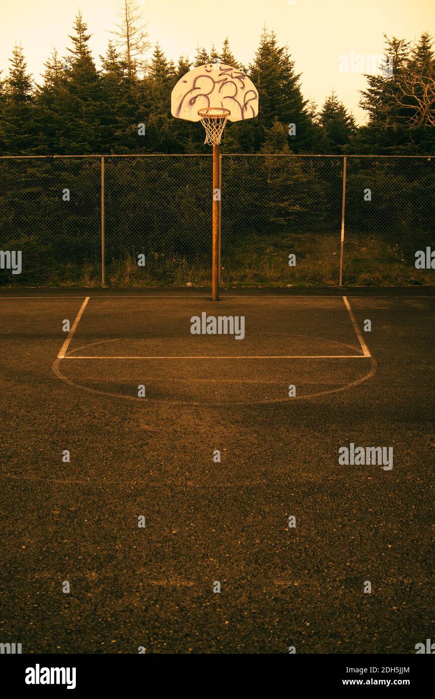 empty basketball court at night Stock Photo - Alamy