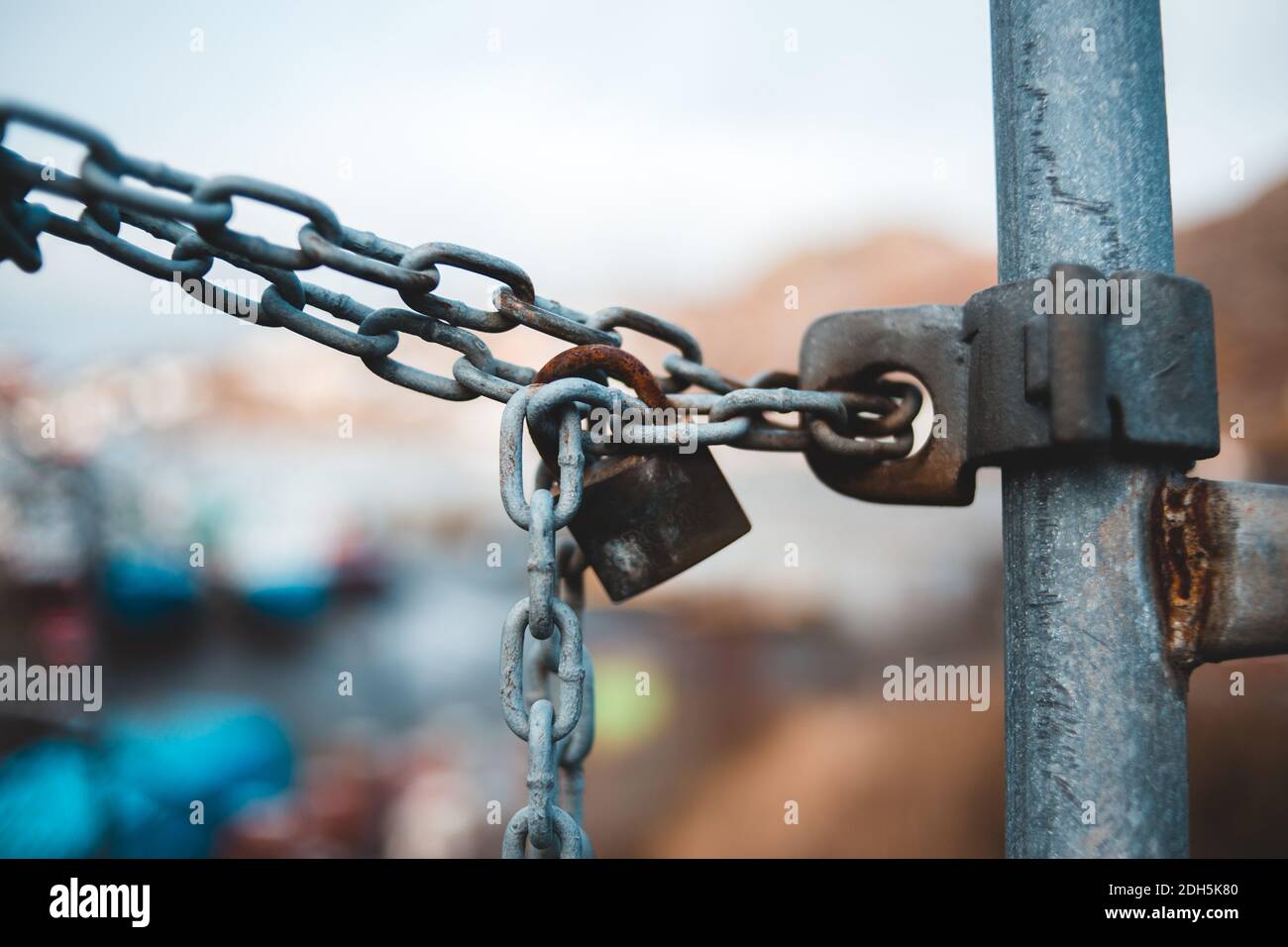 padlock and chain on a fence gate Stock Photo - Alamy