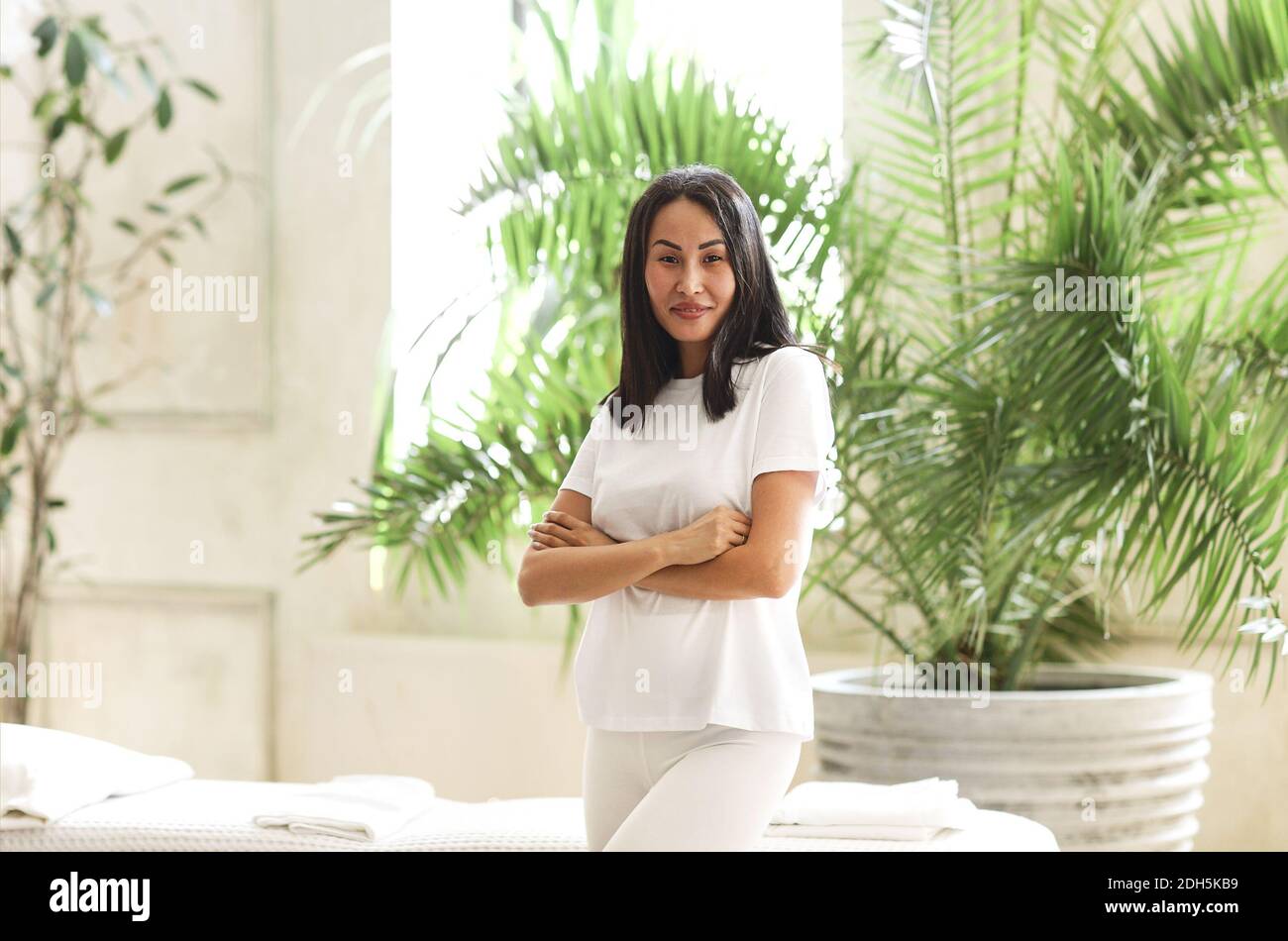 Woman ready spa massage hi-res stock photography and images - Alamy