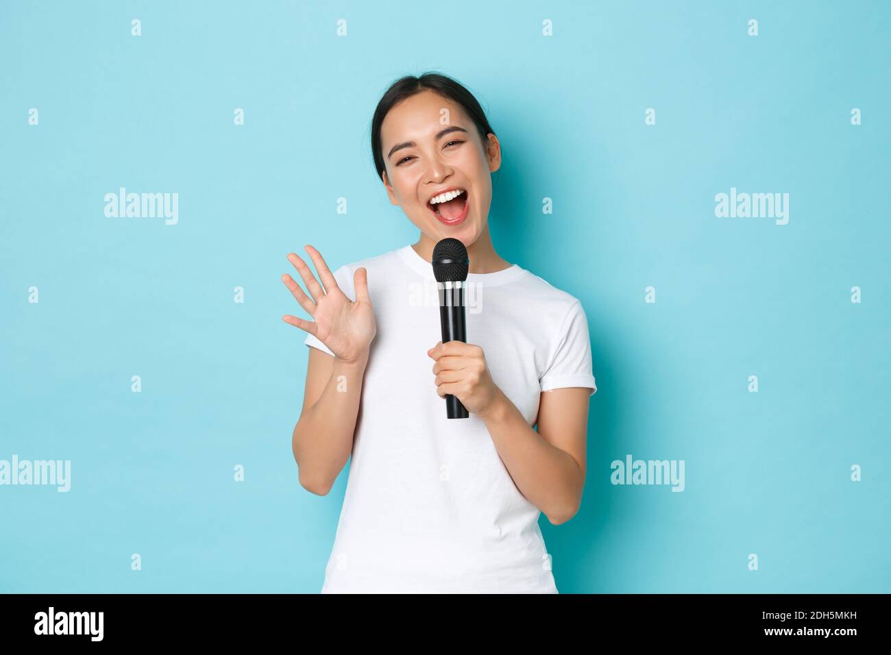 Lifestyle, people and leisure concept. Cheerful smiling asian girl ...