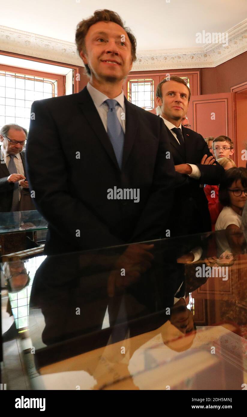 French President Emmanuel Macron (R) looks on with schoolchildren and ...