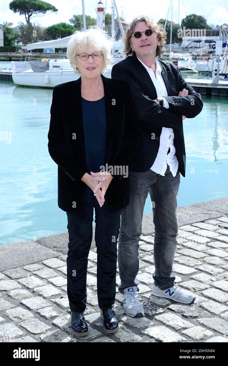 Marion Sarraut et Nicolas Jorelle assistent a un photocall pour le film La Sainte Famille lors ...