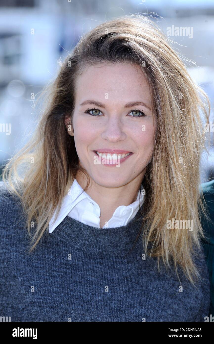 Lorie Pester assiste a un photocall pour le film Demain nous Appartient ...