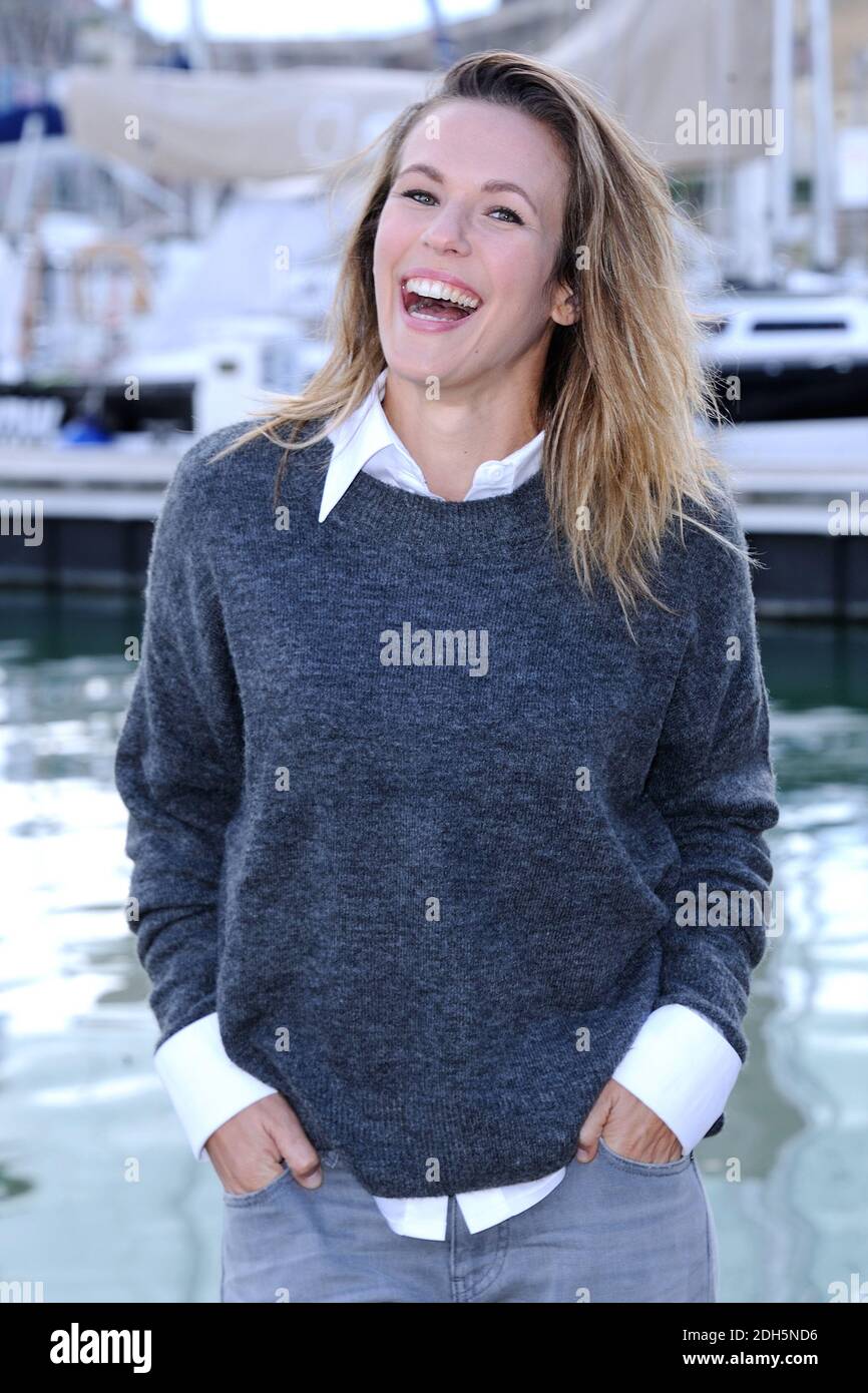 Lorie Pester assiste a un photocall pour le film Demain nous Appartient ...