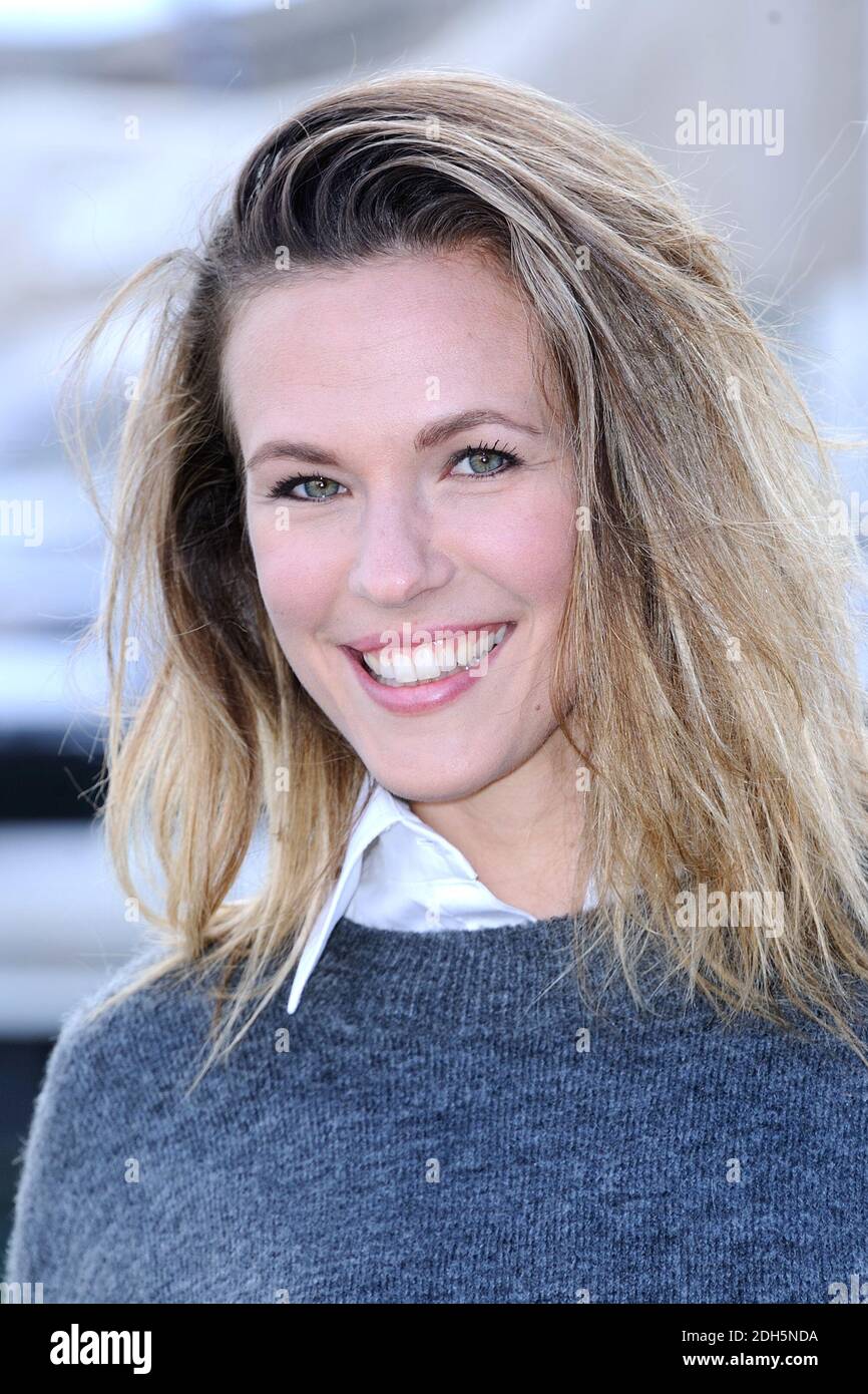 Lorie Pester assiste a un photocall pour le film Demain nous Appartient ...