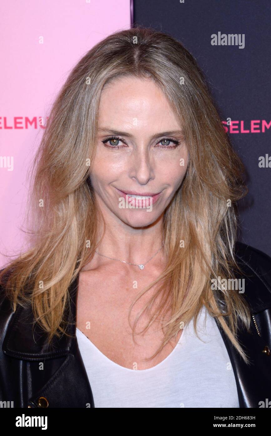 Tonya Kinzinger assiste a la Premiere de Gala de Grease Le Musical au ...