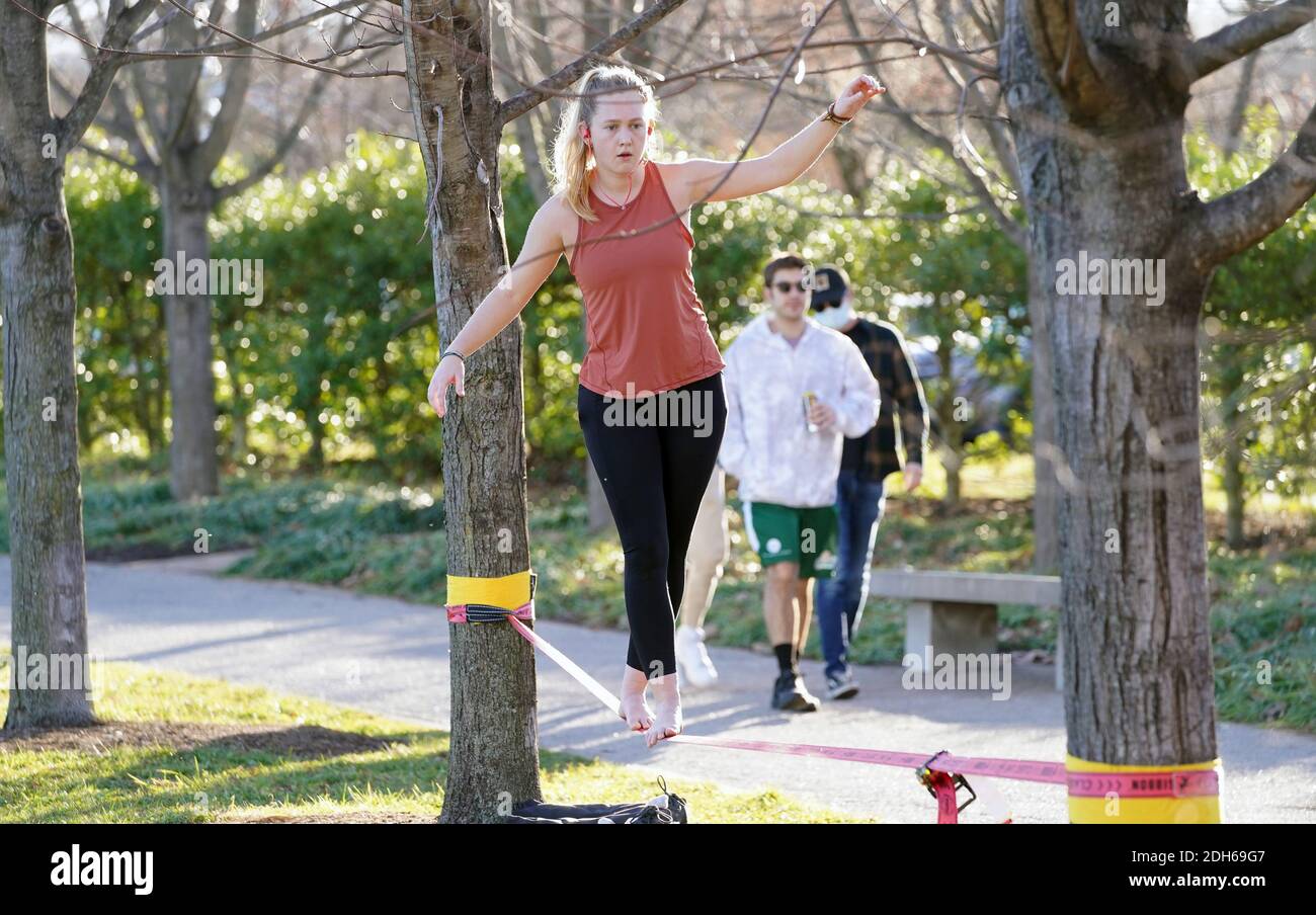 Walking a tight rope hi-res stock photography and images - Alamy