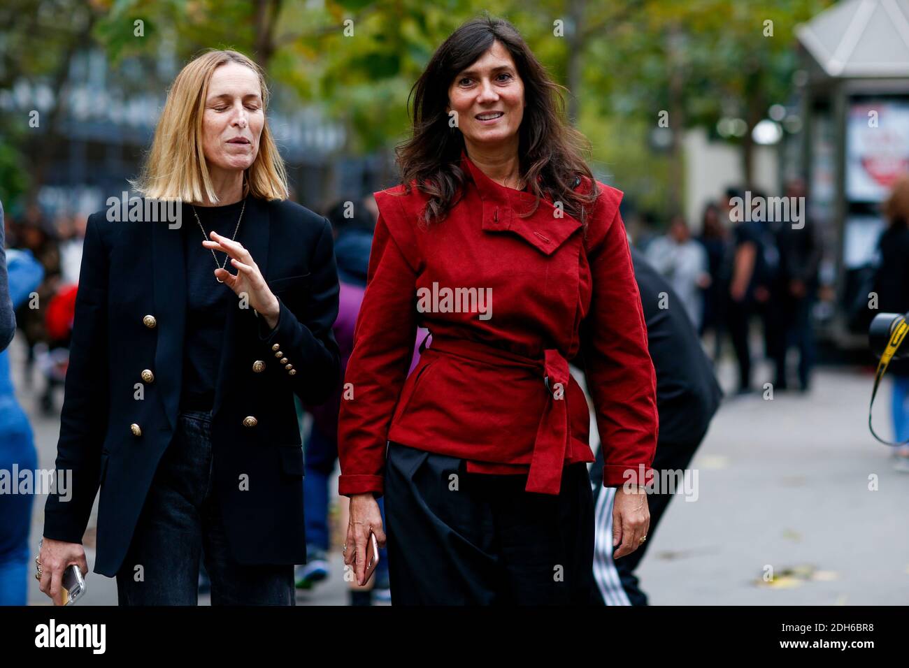 Street style, Emmanuelle Alt arriving at Carven Spring-Summer 2018 show ...