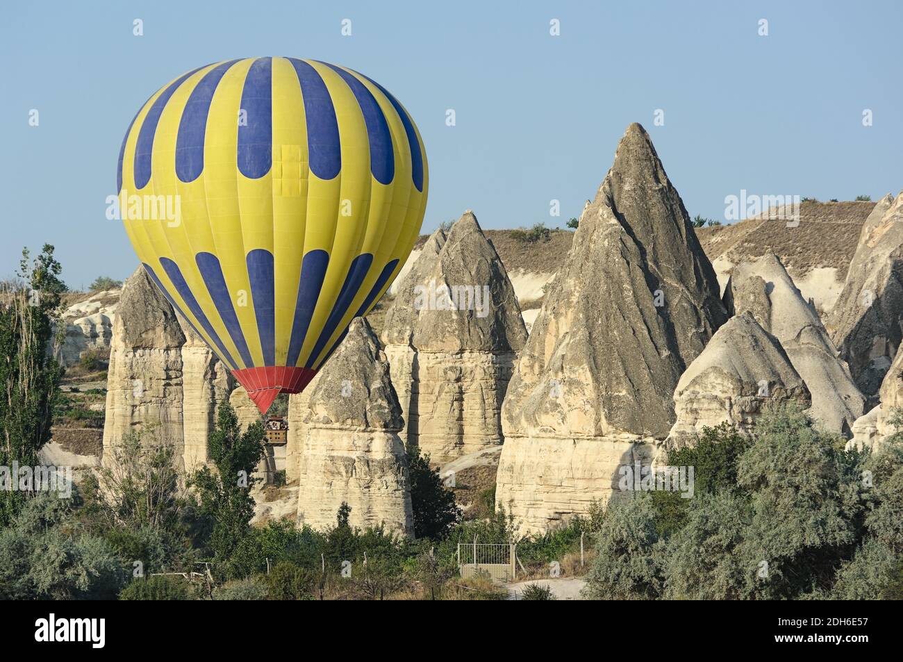 overuse of a noise reduction !!!!!!!! balloon over fairy chimneys ...