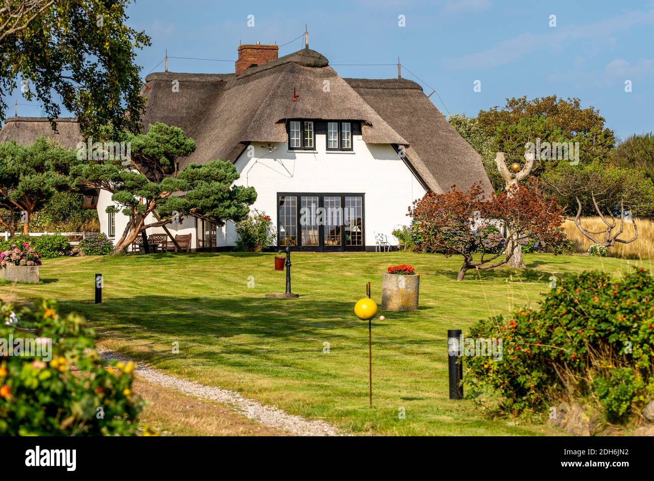 Thatched cottage dormer window hi-res stock photography and images - Alamy