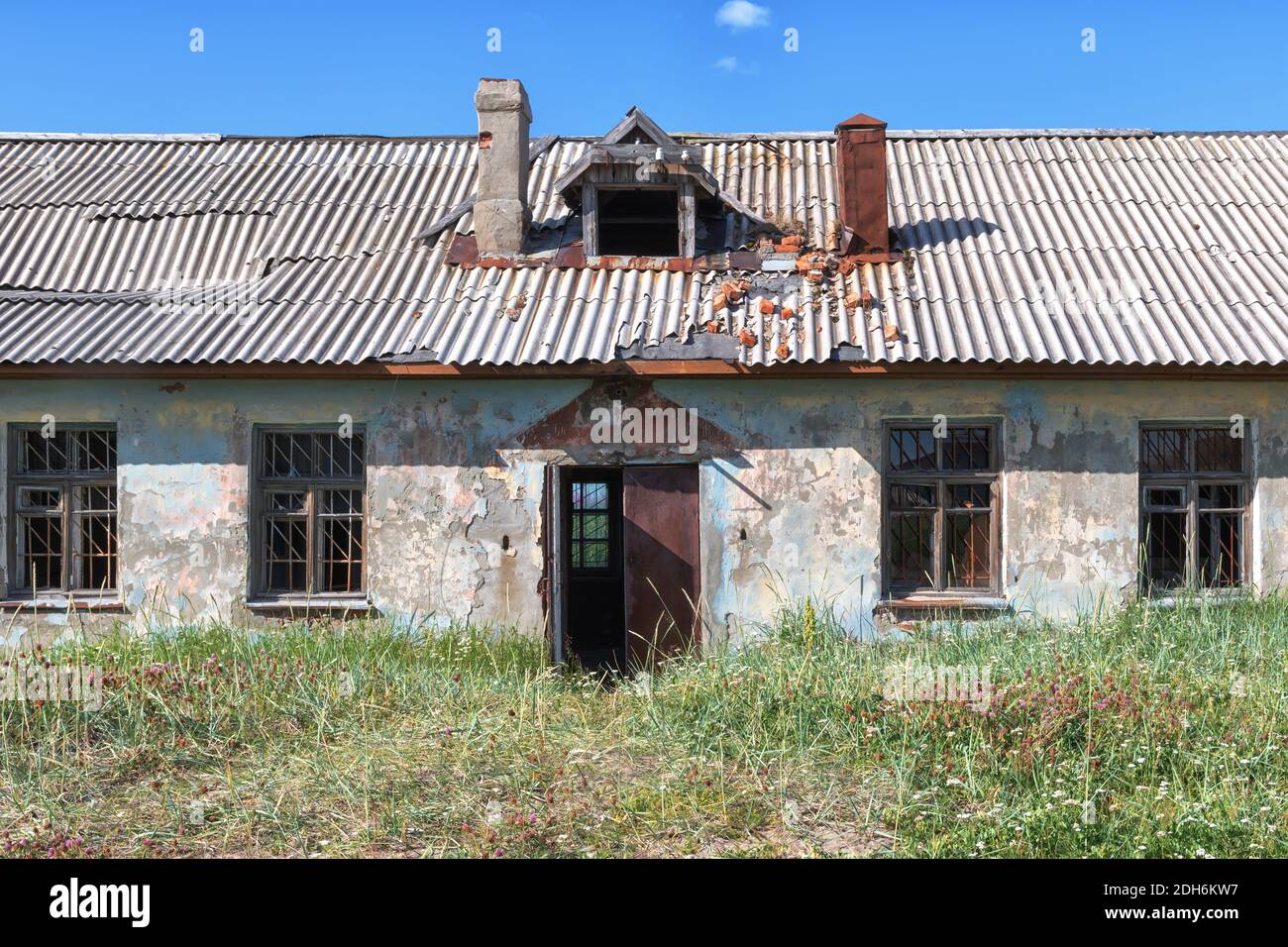 Old abandoned destroyed wooden house hi-res stock photography and ...