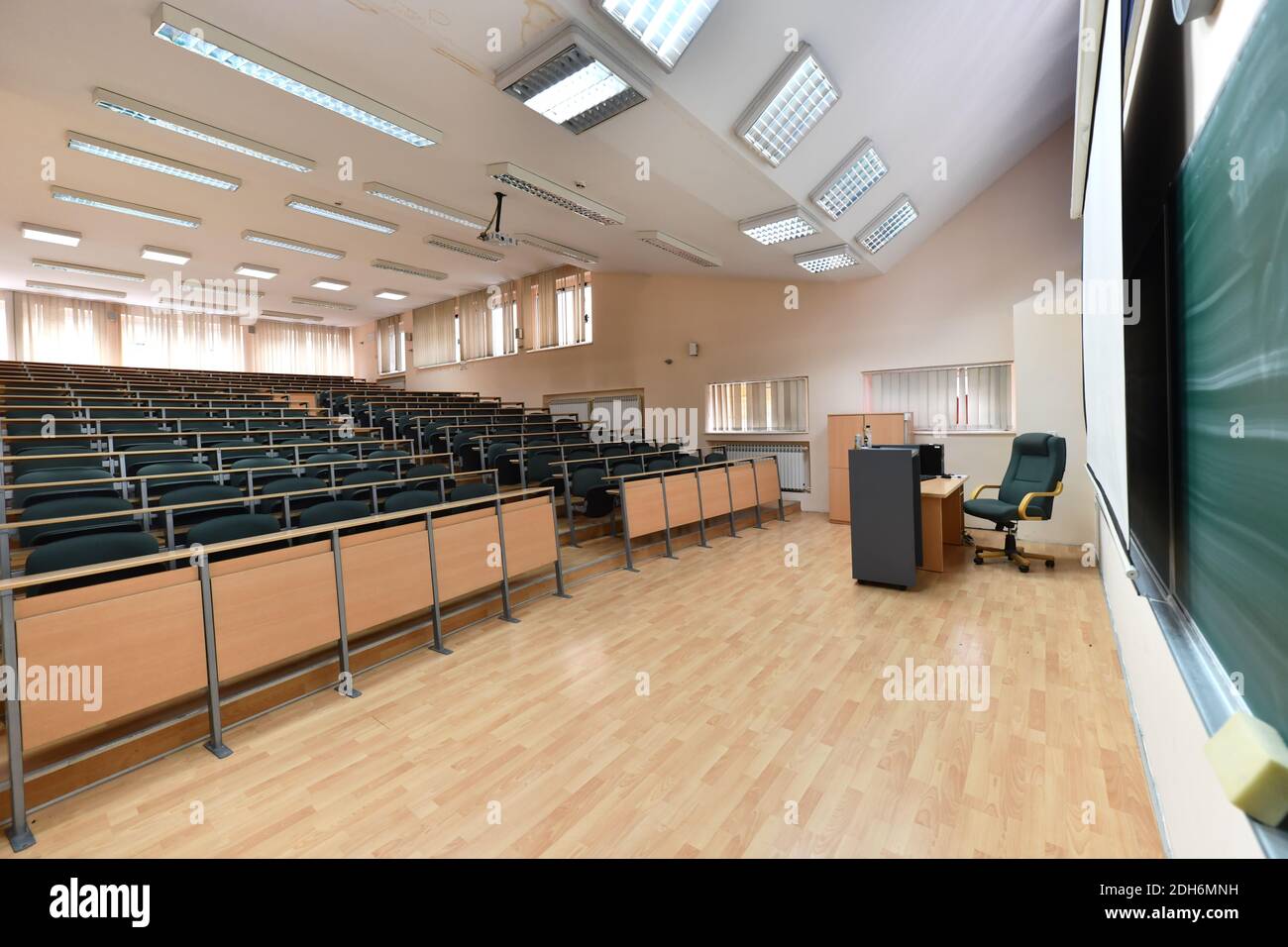 Uni schoolroom hi-res stock photography and images - Alamy