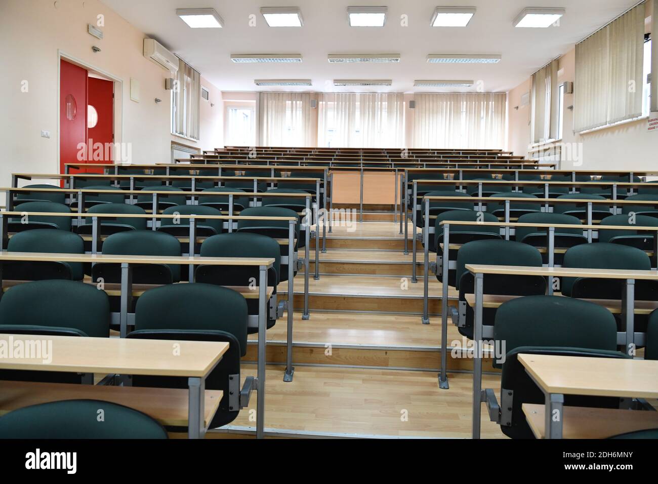 Uni schoolroom hi-res stock photography and images - Alamy