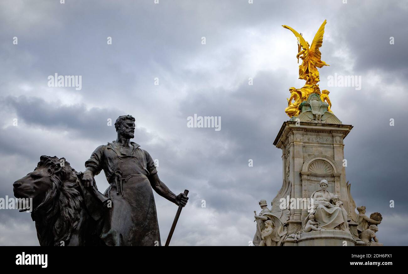 Ornate Queen Victoria Memorial in front of Buckingham Palace, London, england Stock Photo - Alamy