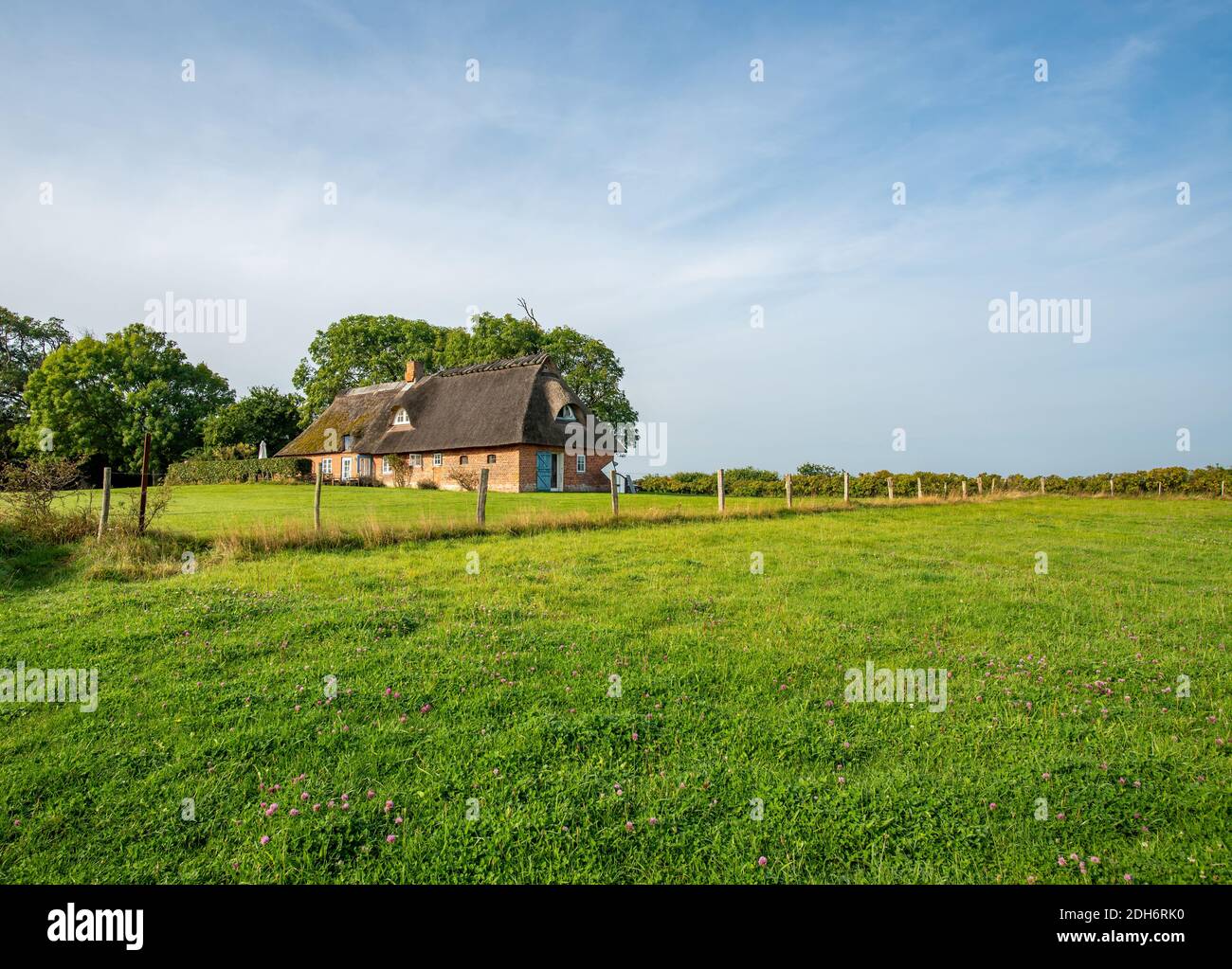 Nice cottage hi-res stock photography and images - Alamy